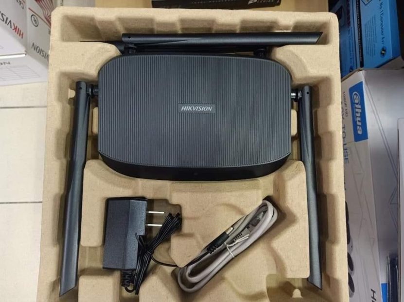 Hikvision Wireless Router 1200Mbps Dual Band WR12C 4 antennas Smart ...